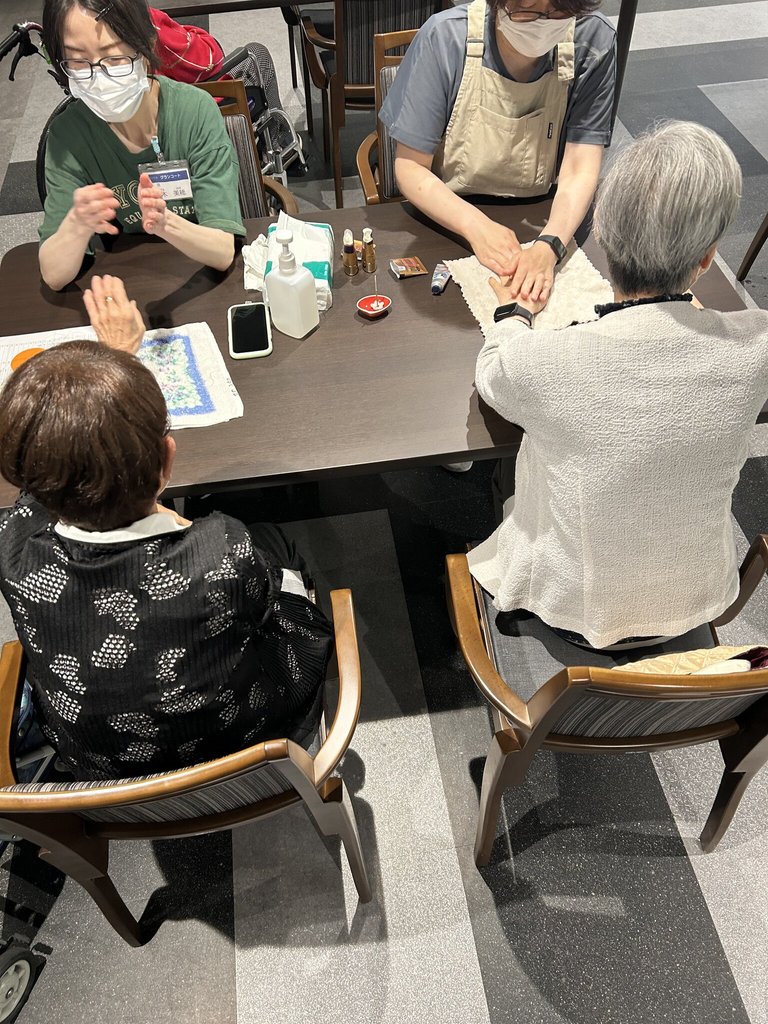 母の日 ハンドケア・ハンドマッサージ②｜ケアハウスグランコート(埼玉県入間市)｜LIFULL 介護(ライフル介護)